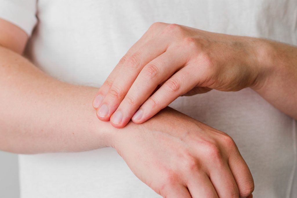 ≡ Urticaire : Causes, Symptômes, Diagnostic et Traitements Possibles